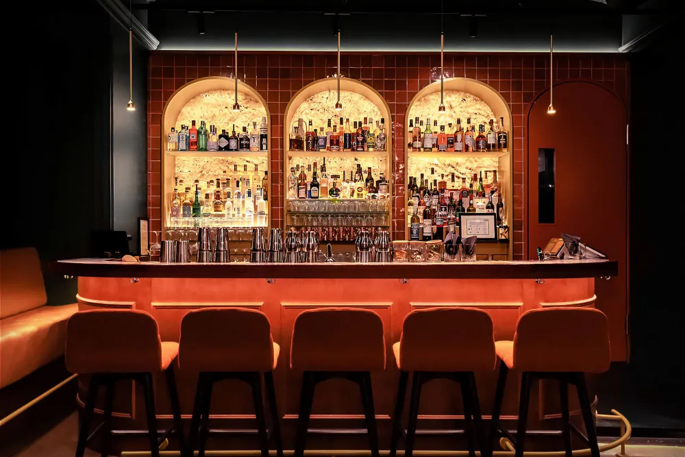 Cinco Bar Wien: Bar Design & Innenarchitektur von Derenko